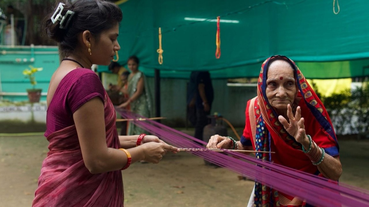 This 95-year-old artisan is keeping a rare Maheshwari sari weave alive ...